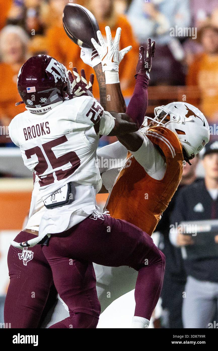 Texas wide receiver Ryan Wingo, right, reaches for a reception against ...