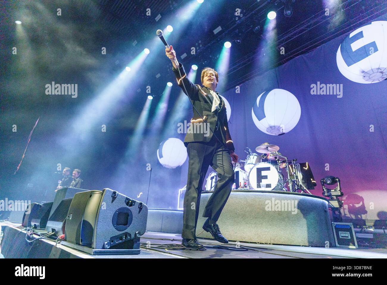 Manchester, UK, 29th Nov 2025: Howlin’ Pelle Almqvist during The Hives headline show at Aviva ...