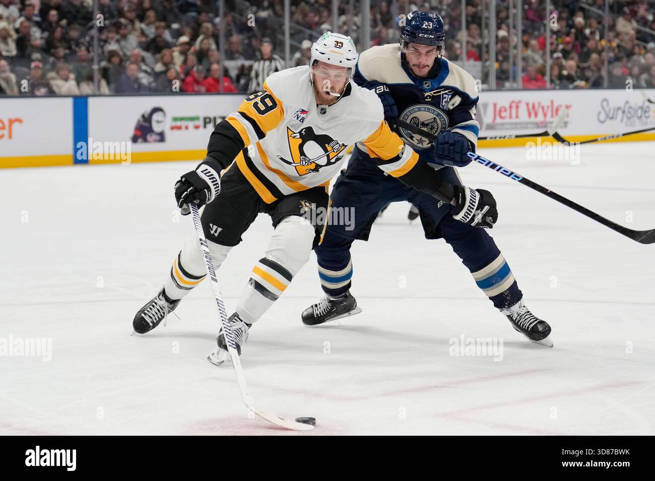 Pittsburgh Penguins right wing Anthony Mantha (39) and Columbus Blue ...