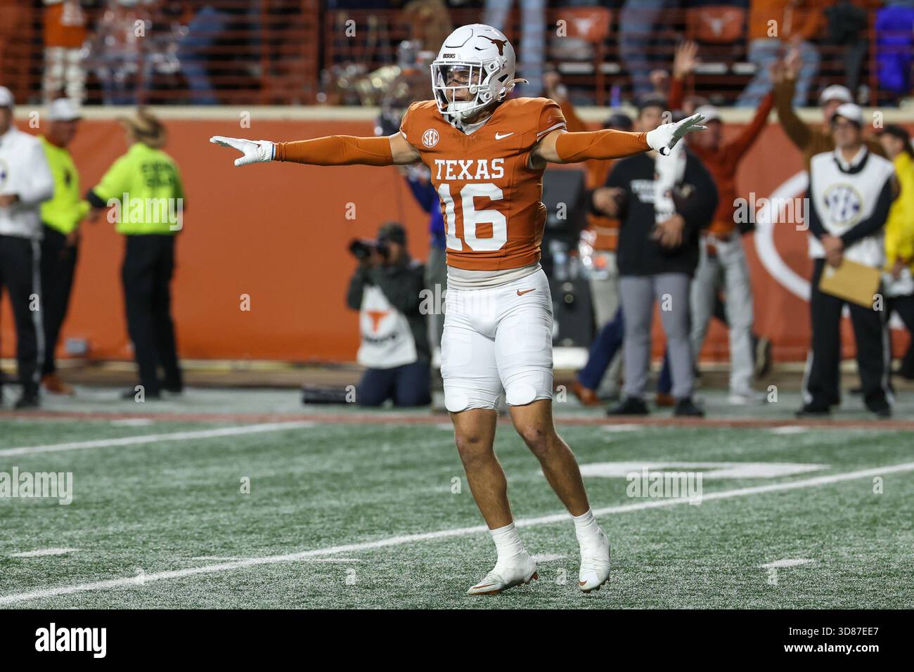 AUSTIN, TX - NOVEMBER 28: Defensive back Michael Taaffe #16 of the ...