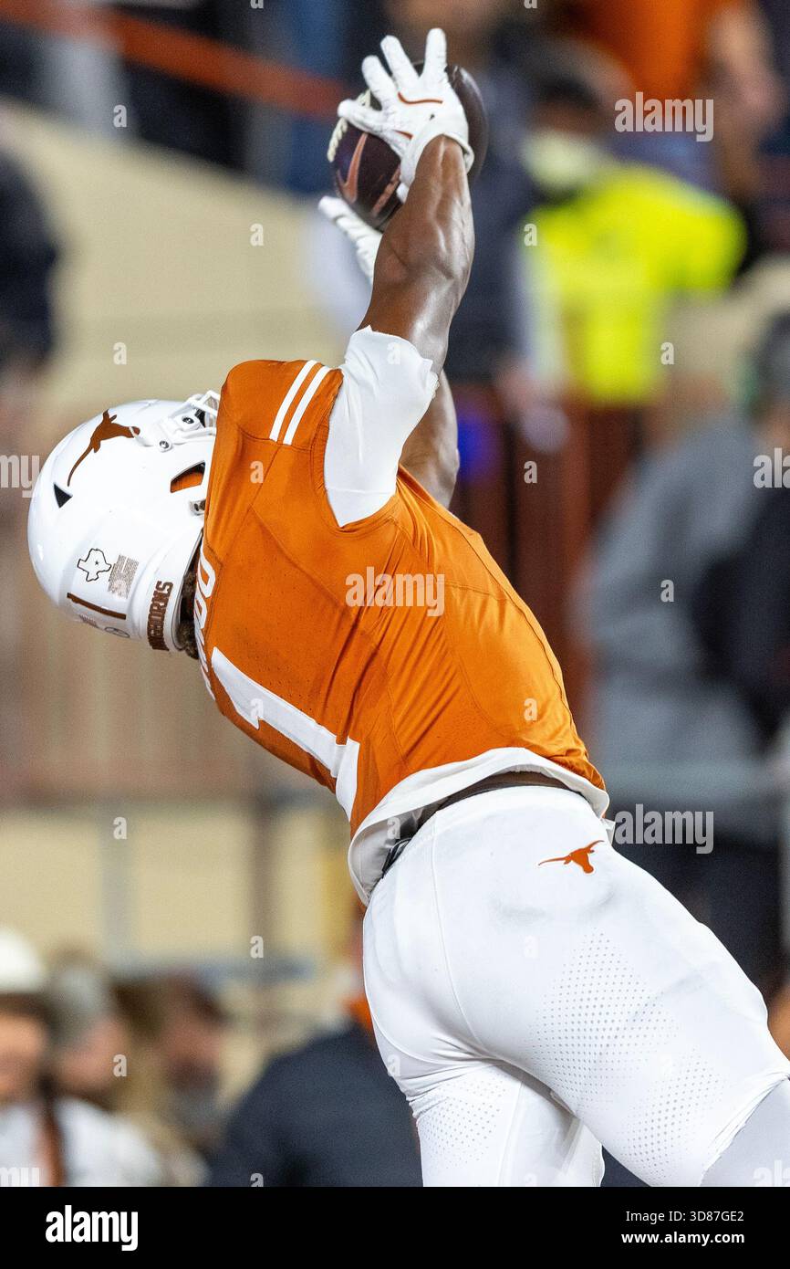 Texas wide receiver Ryan Wingo (1) pulls in a touchdown against Texas A ...