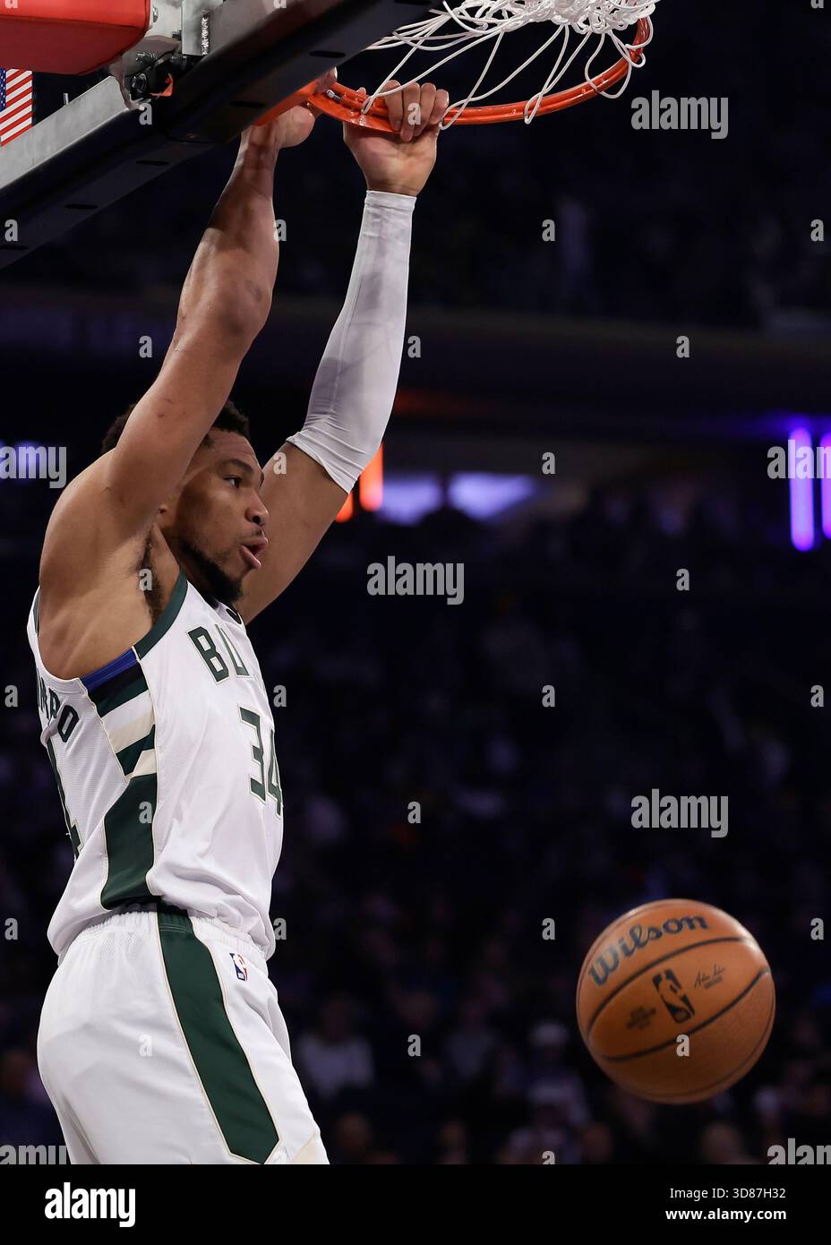 Milwaukee Bucks forward Giannis Antetokounmpo (34) dunks the ball ...