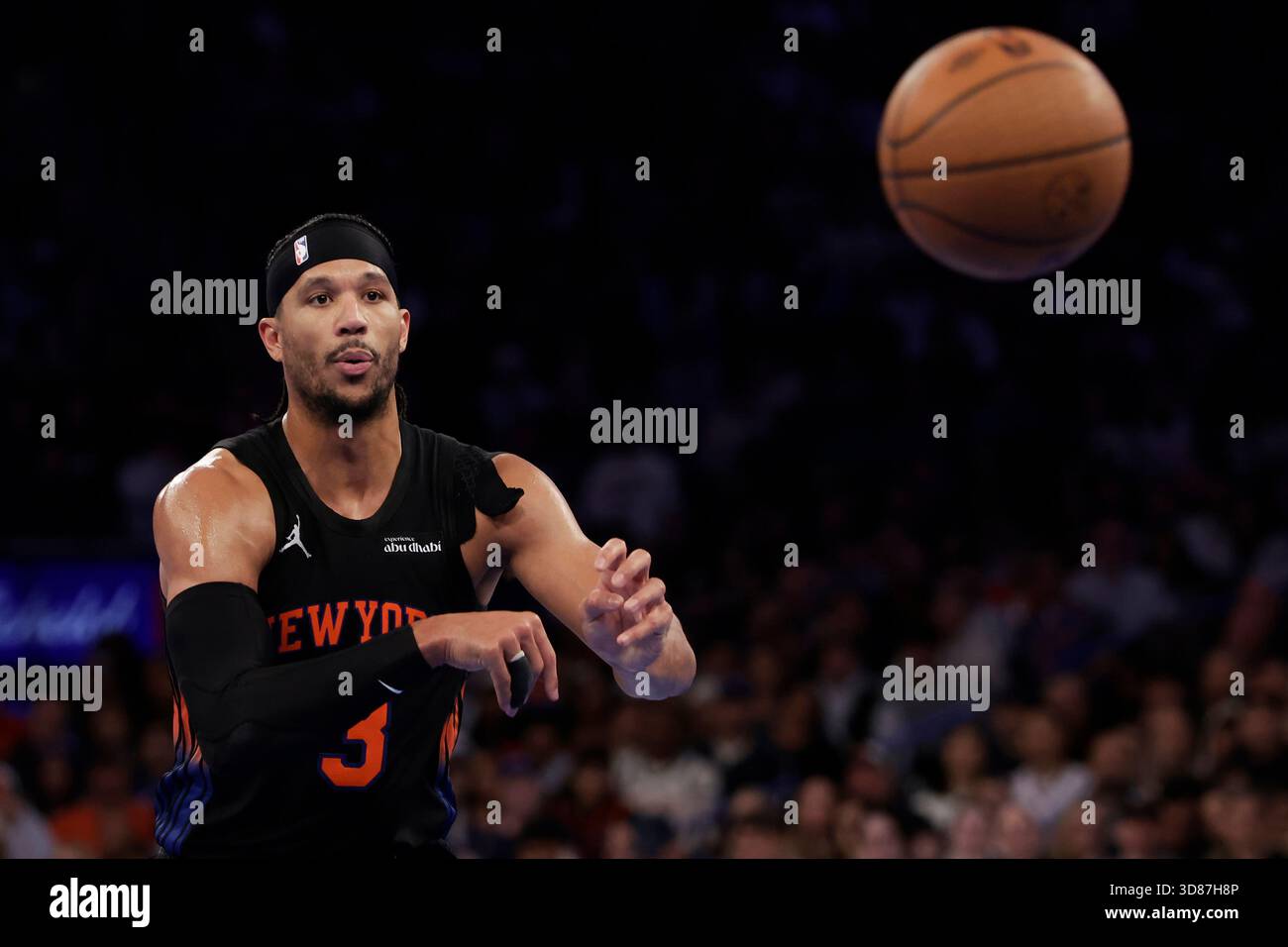 New York Knicks guard Josh Hart (3) passes during NBA Cup basketball ...