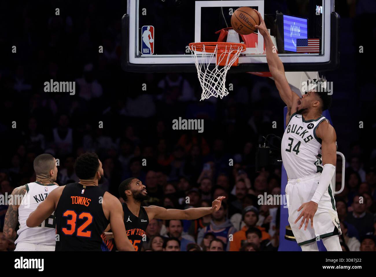 Milwaukee Bucks forward Giannis Antetokounmpo (34) dunks the ball over ...