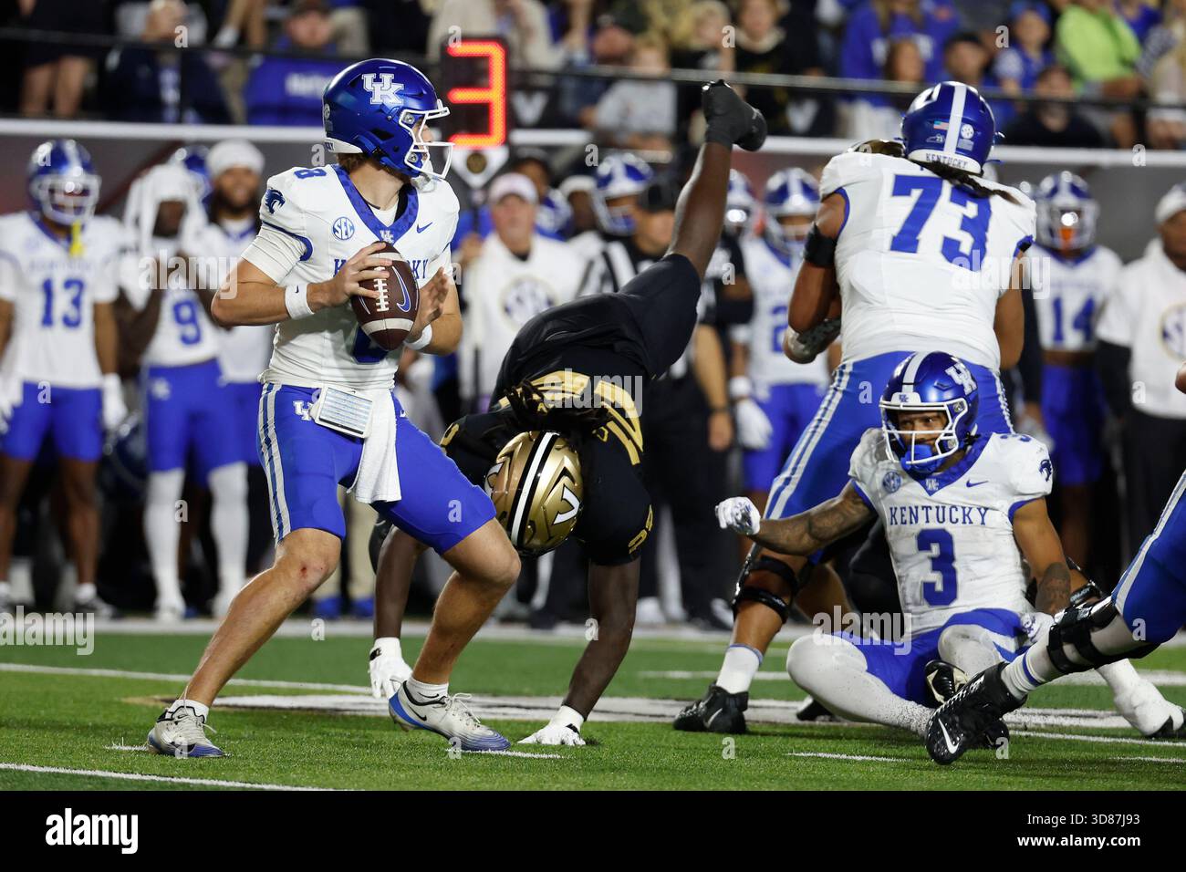 NASHVILLE, TN - NOVEMBER 22: Kentucky Wildcats quarterback Cutter Boley ...