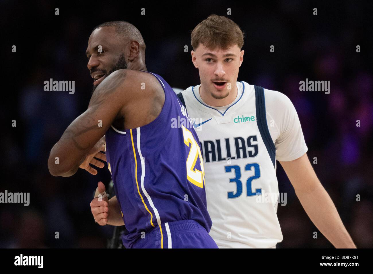Los Angeles Lakers forward LeBron James (23) and Dallas Mavericks ...