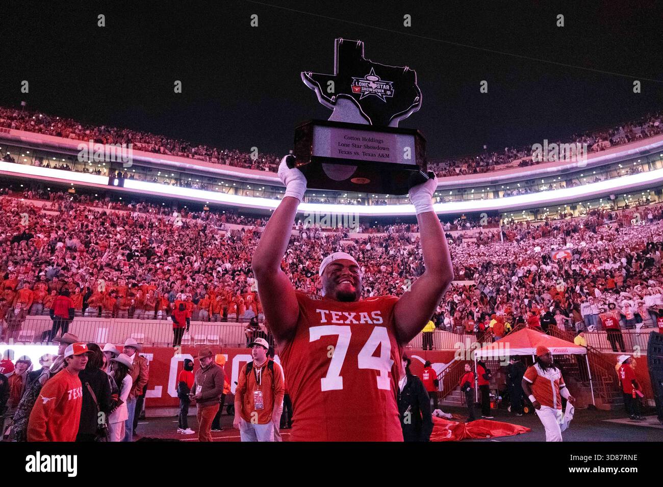November 28, 2025: Texas Longhorns Trevor Goosby (74) celebrates ...