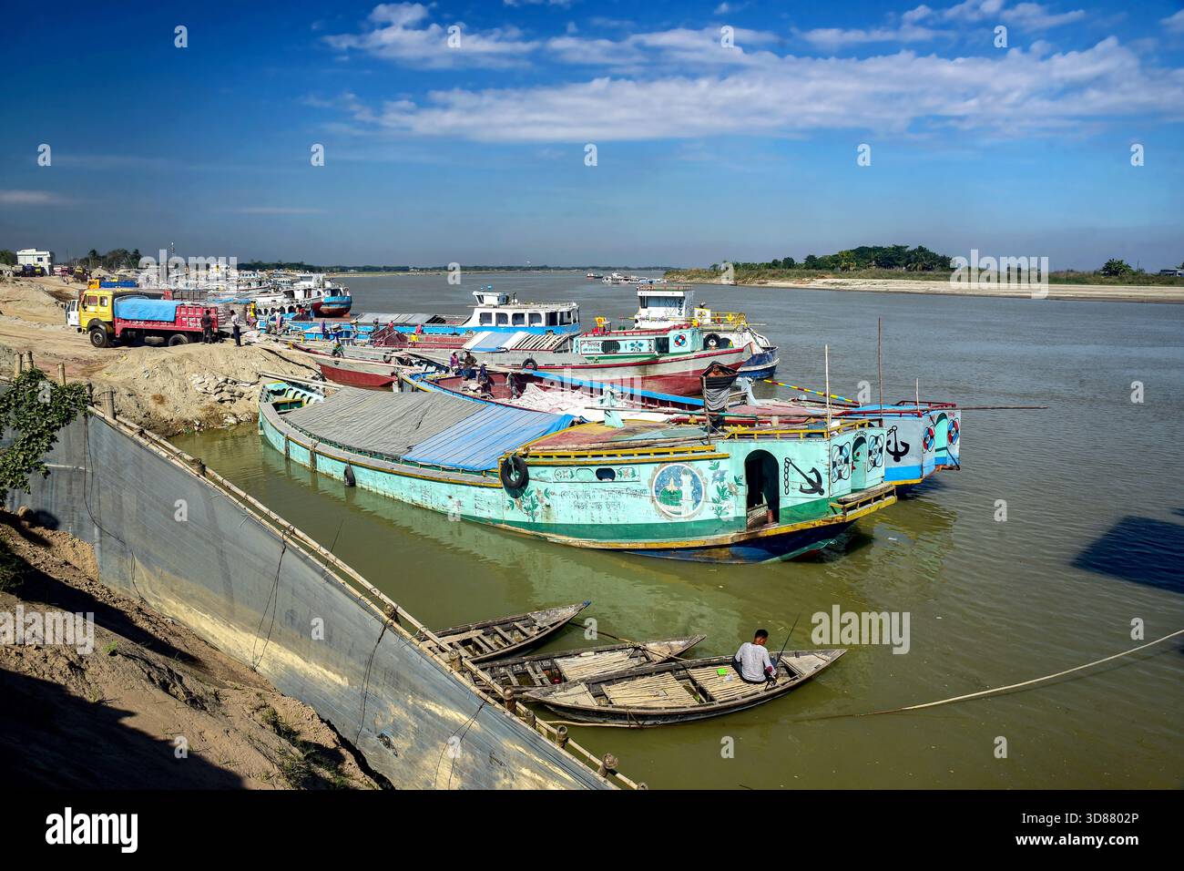 Boats along shoreline port hi-res stock photography and images - Alamy