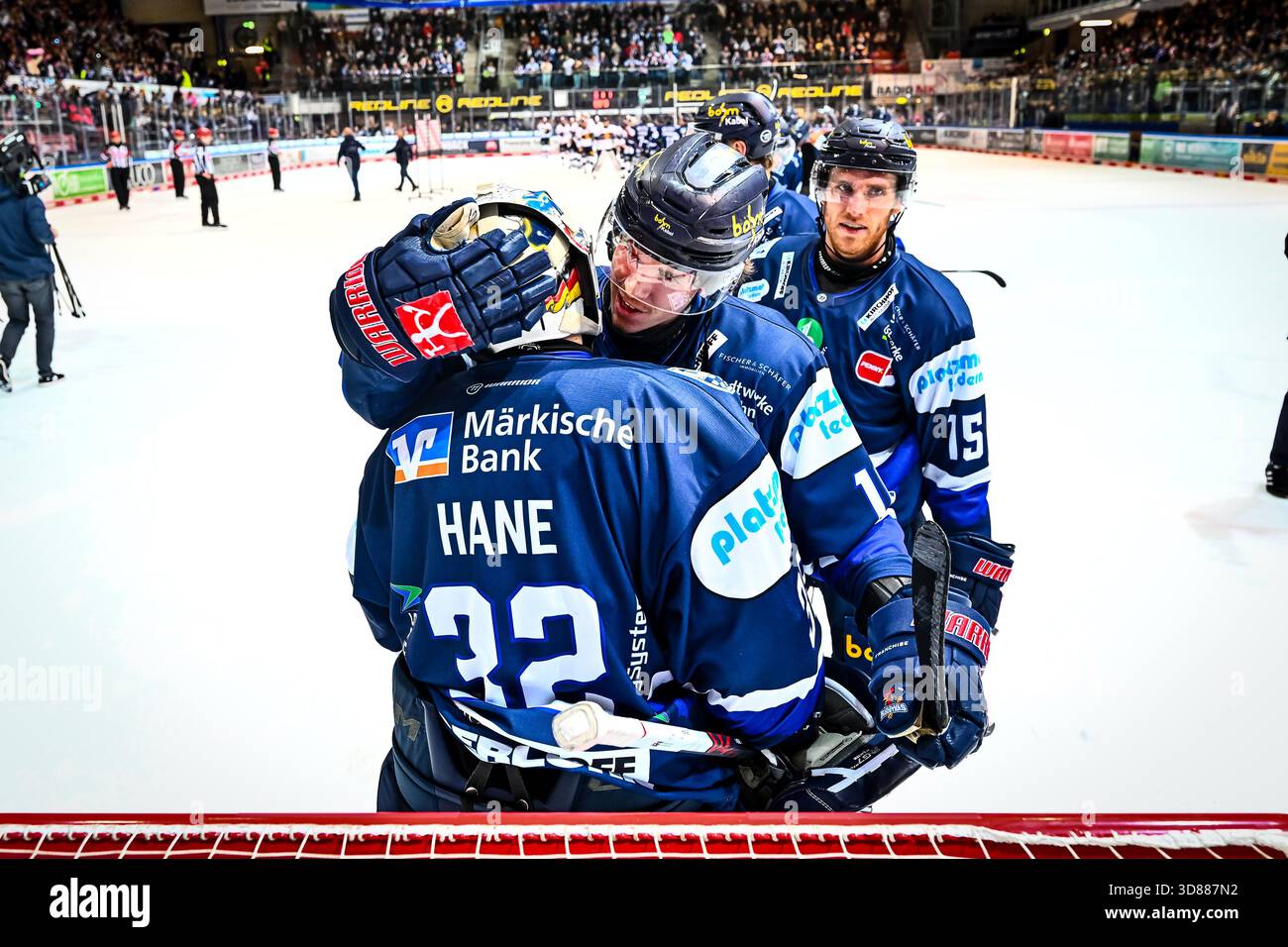 Tyler Boland (Iserlohn Roosters, #10) Hendrik Hane (Iserlohn Roosters ...