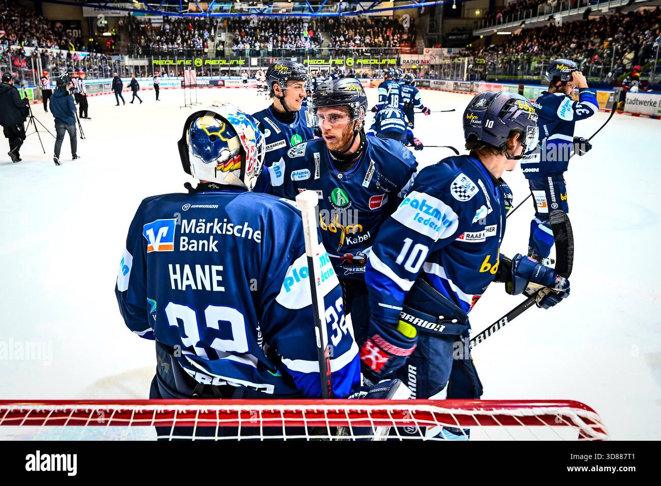 Matias Lassen (Iserlohn Roosters, #15) Hendrik Hane (Iserlohn Roosters ...