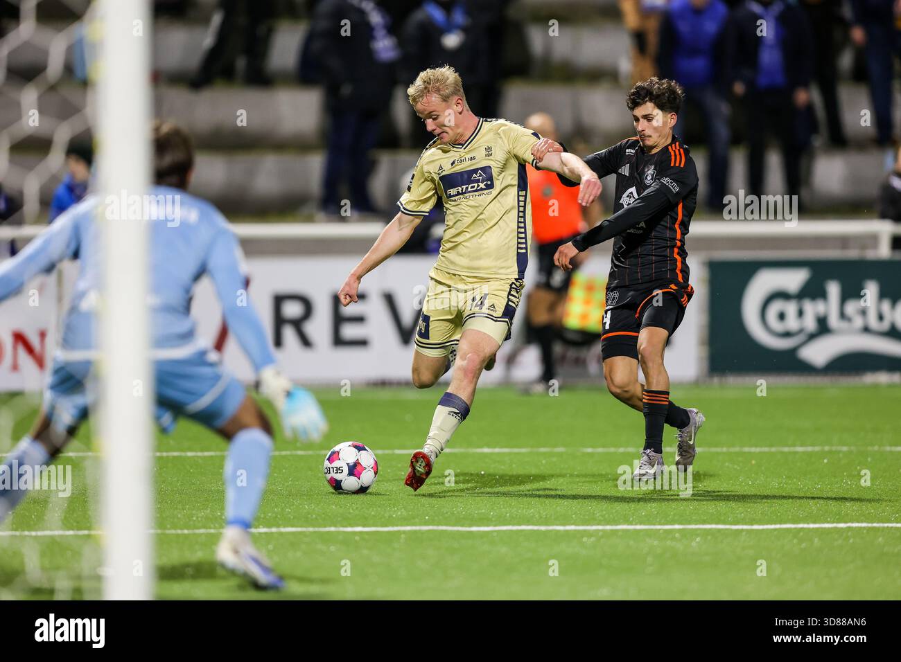 Elsinore, Denmark. 28th, November 2025. Lauge Sandgrav (14) of Lyngby ...
