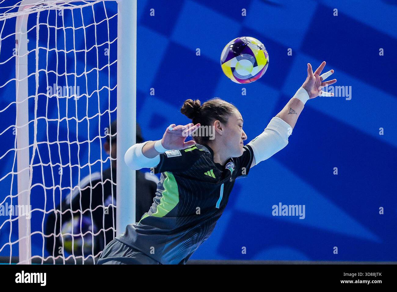 (251129) -- PASIG CITY, Nov. 29, 2025 (Xinhua) -- Goalkeeper Ana ...