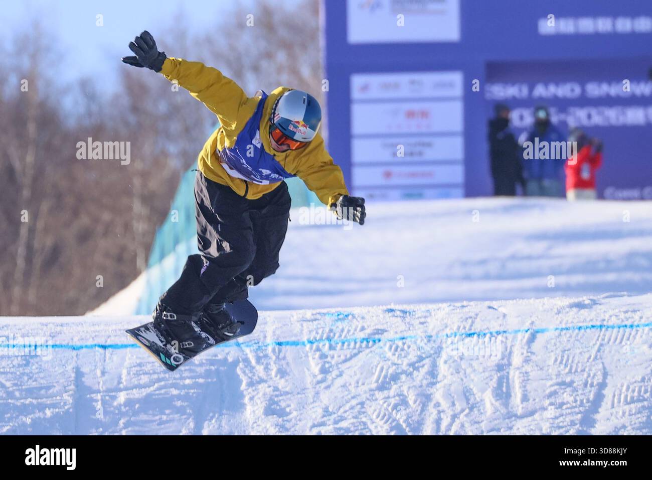 (251129) -- ZHANGJIAKOU, Nov. 29, 2025 (Xinhua) -- Su Yiming of China ...