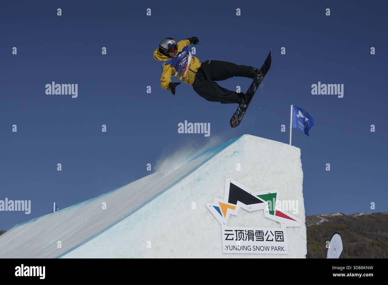 (251129) -- ZHANGJIAKOU, Nov. 29, 2025 (Xinhua) -- Su Yiming of China ...