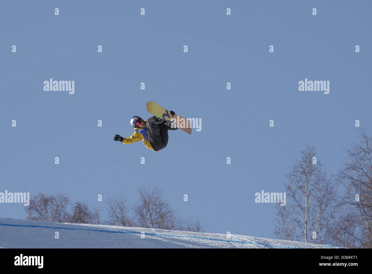 (251129) -- ZHANGJIAKOU, Nov. 29, 2025 (Xinhua) -- Su Yiming of China ...