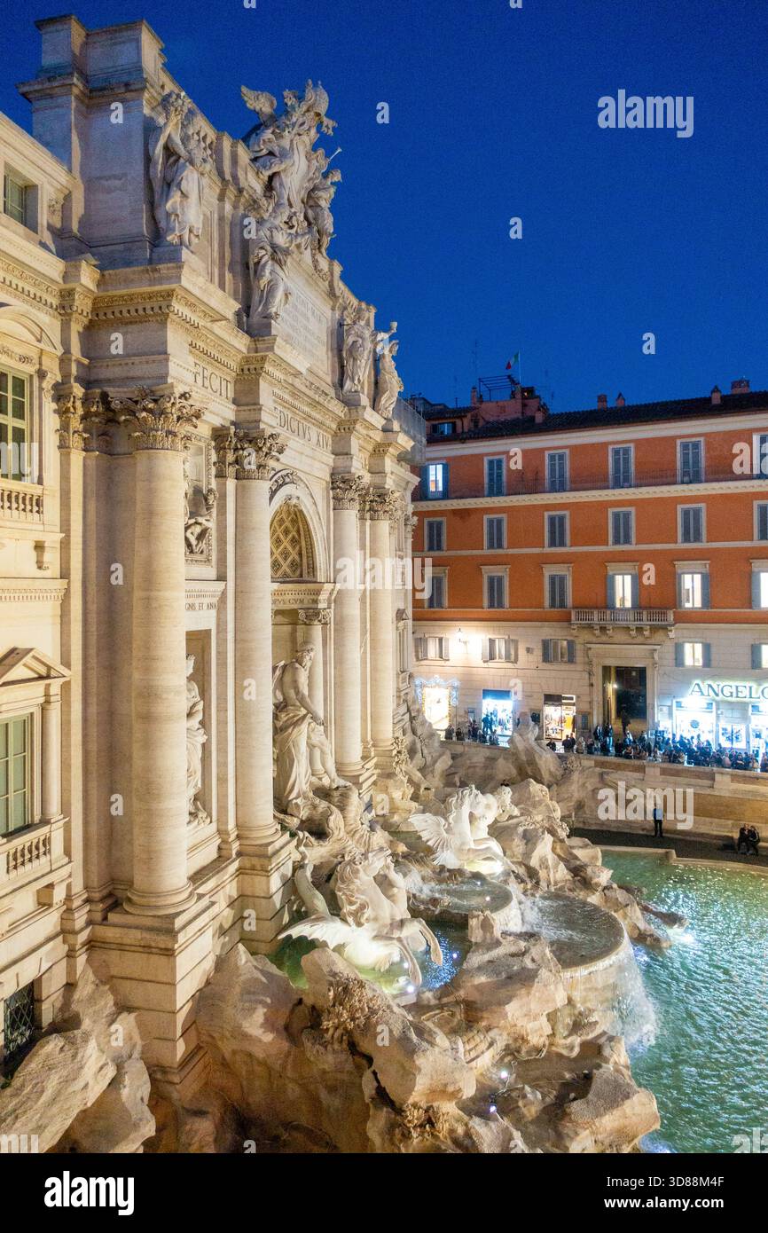 Throw coins fountain night hi-res stock photography and images - Alamy