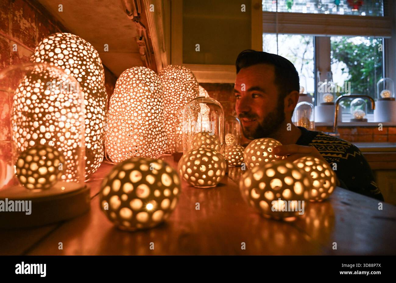 Christmas lights around houses hi-res stock photography and images - Alamy