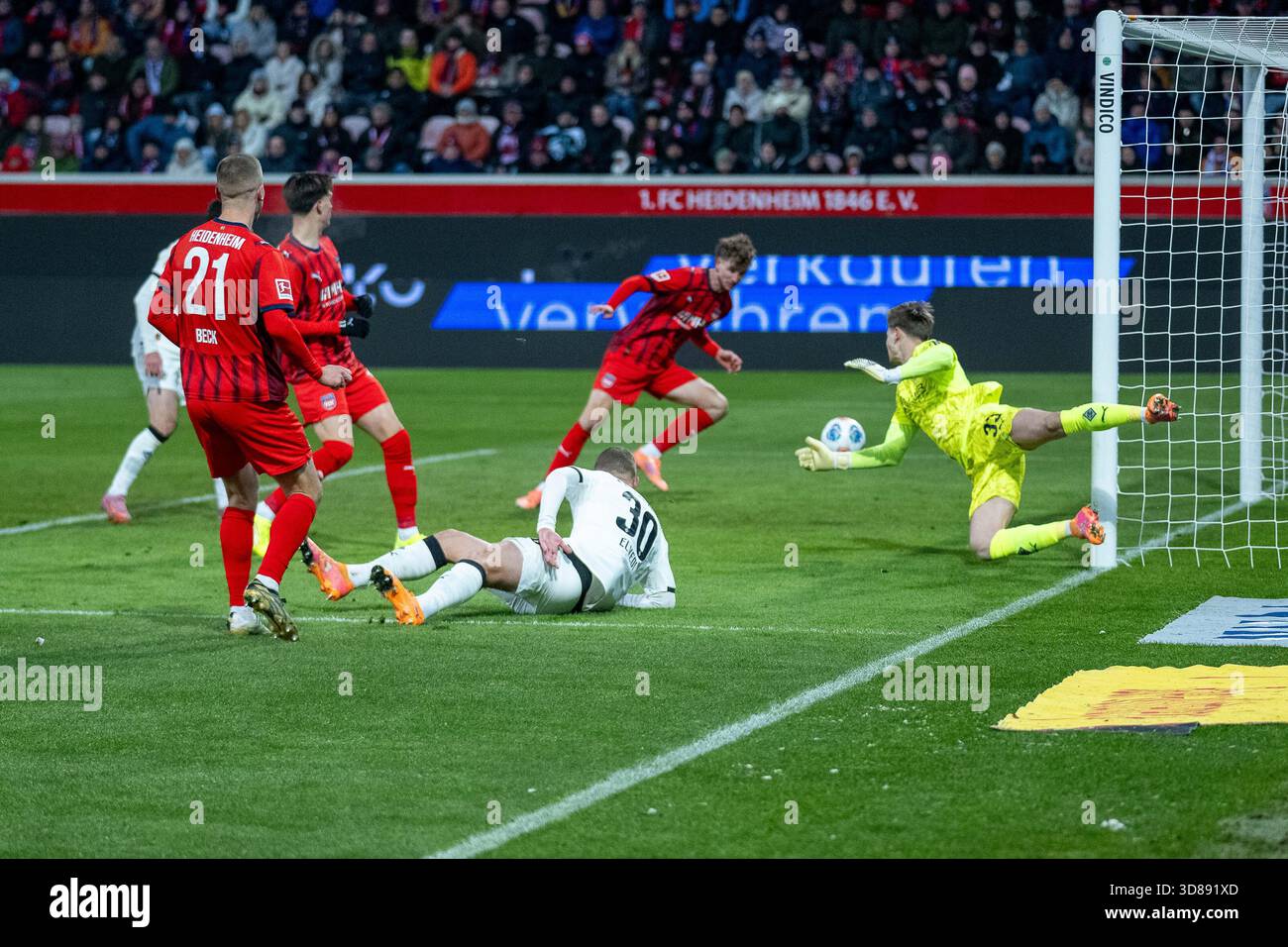 Adrian Beck (FC Heidenheim, #21), Nico Elvedi (Borussia Borussia ...