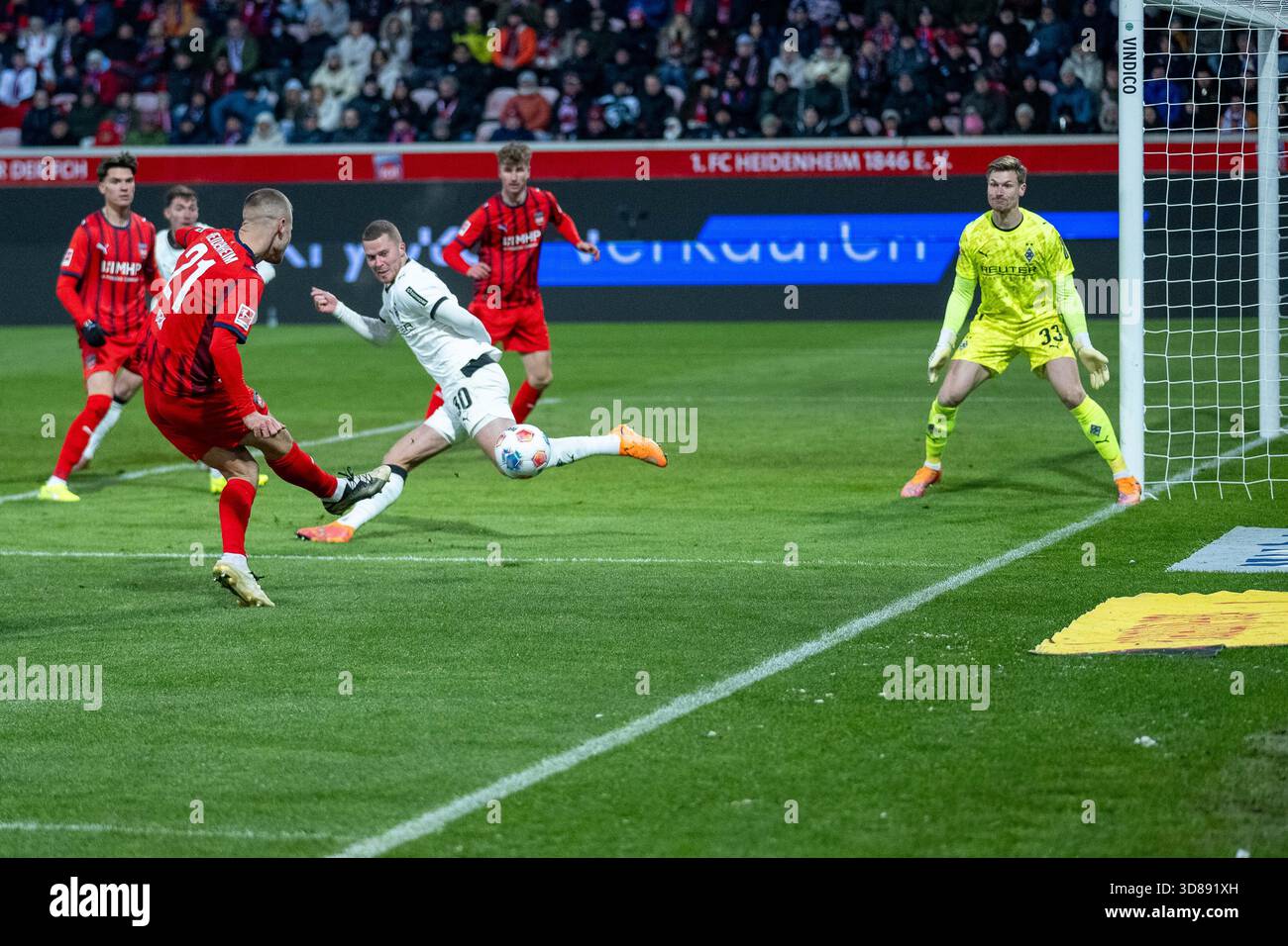 Adrian Beck (FC Heidenheim, #21), Nico Elvedi (Borussia Borussia ...
