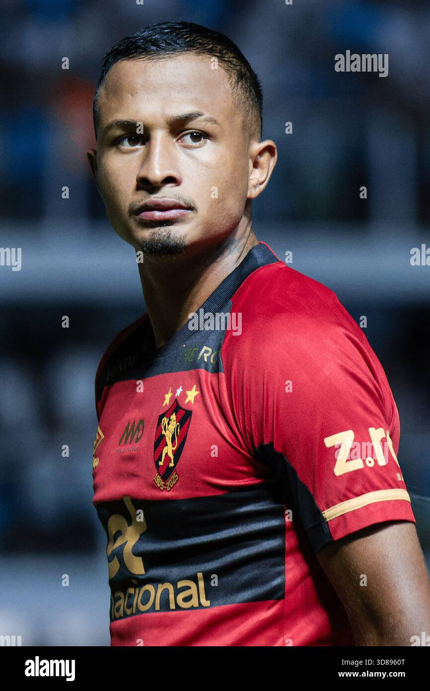 SANTOS, BRAZIL - NOVEMBER 28: Leo Pereira of Sport Recife during a ...