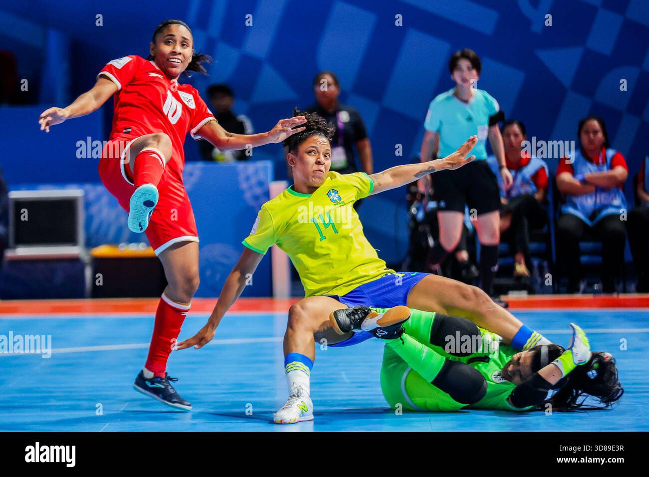 (251129) -- PASIG CITY, Nov. 29, 2025 (Xinhua) -- Goalkeeper Nadia ...