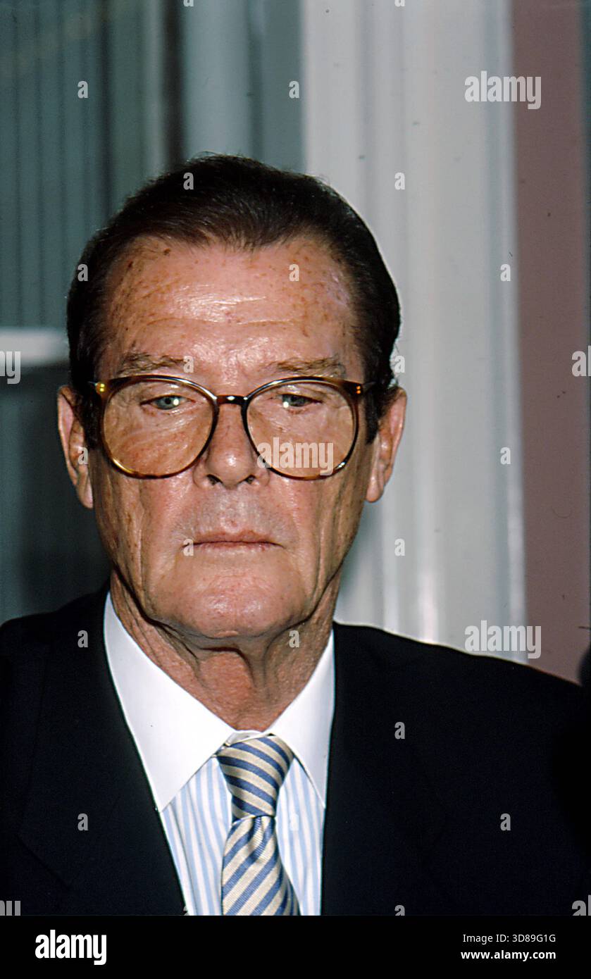 RECORD DATE NOT STATED Copenhagen/Denmark/Roger Moore and wife Kristina ...
