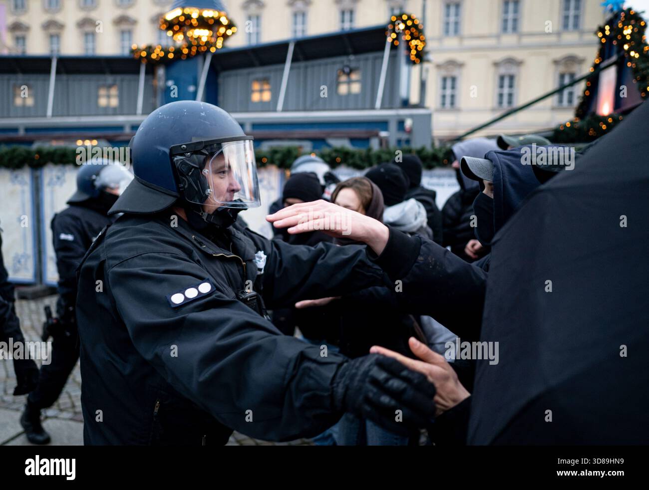 29 November 2025, Berlin: Police officers crack down on left-wing ...