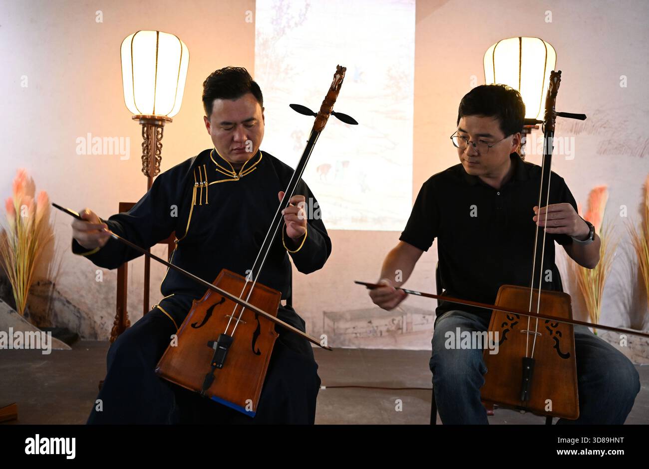 (251129) -- GUANGZHOU, Nov. 29, 2025 (Xinhua) -- A visitor (R) learns ...