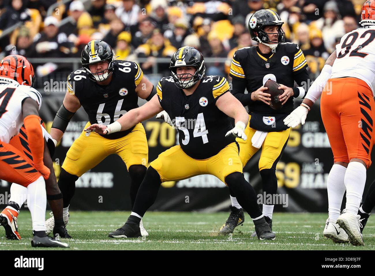 Pittsburgh Steelers center Zach Frazier blocks against the Cincinnati ...
