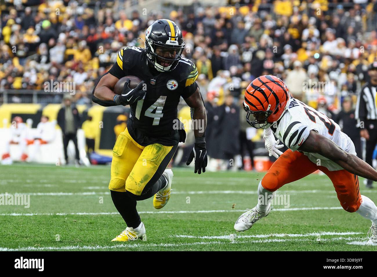 Pittsburgh Steelers' Kenneth Gainwell runs against the Cincinnati ...