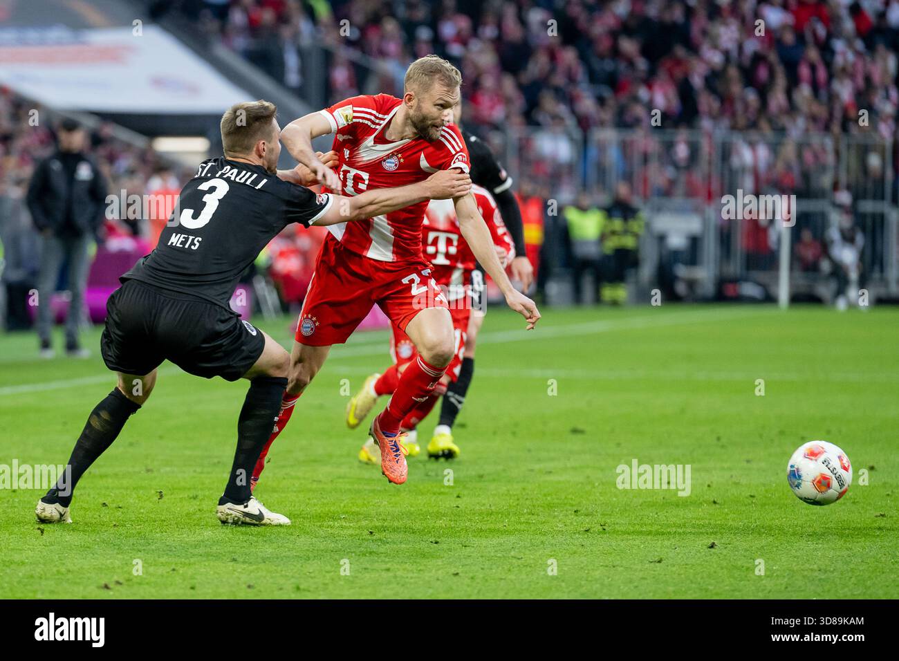Fight for the ball / Duel between Konrad Laimer (FC FC Bayern Munich ...