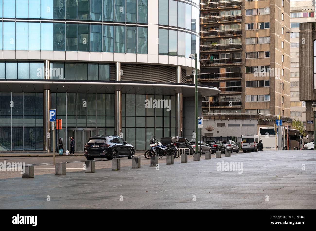 Zenith tower modern office hi-res stock photography and images - Alamy
