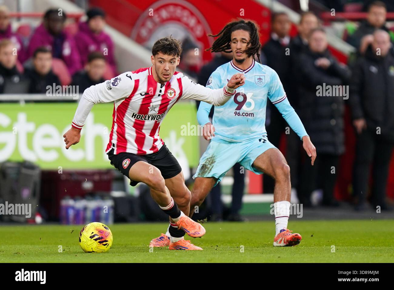 Aaron Hickey of Brentford under pressure from Hannibal Mejbri of ...
