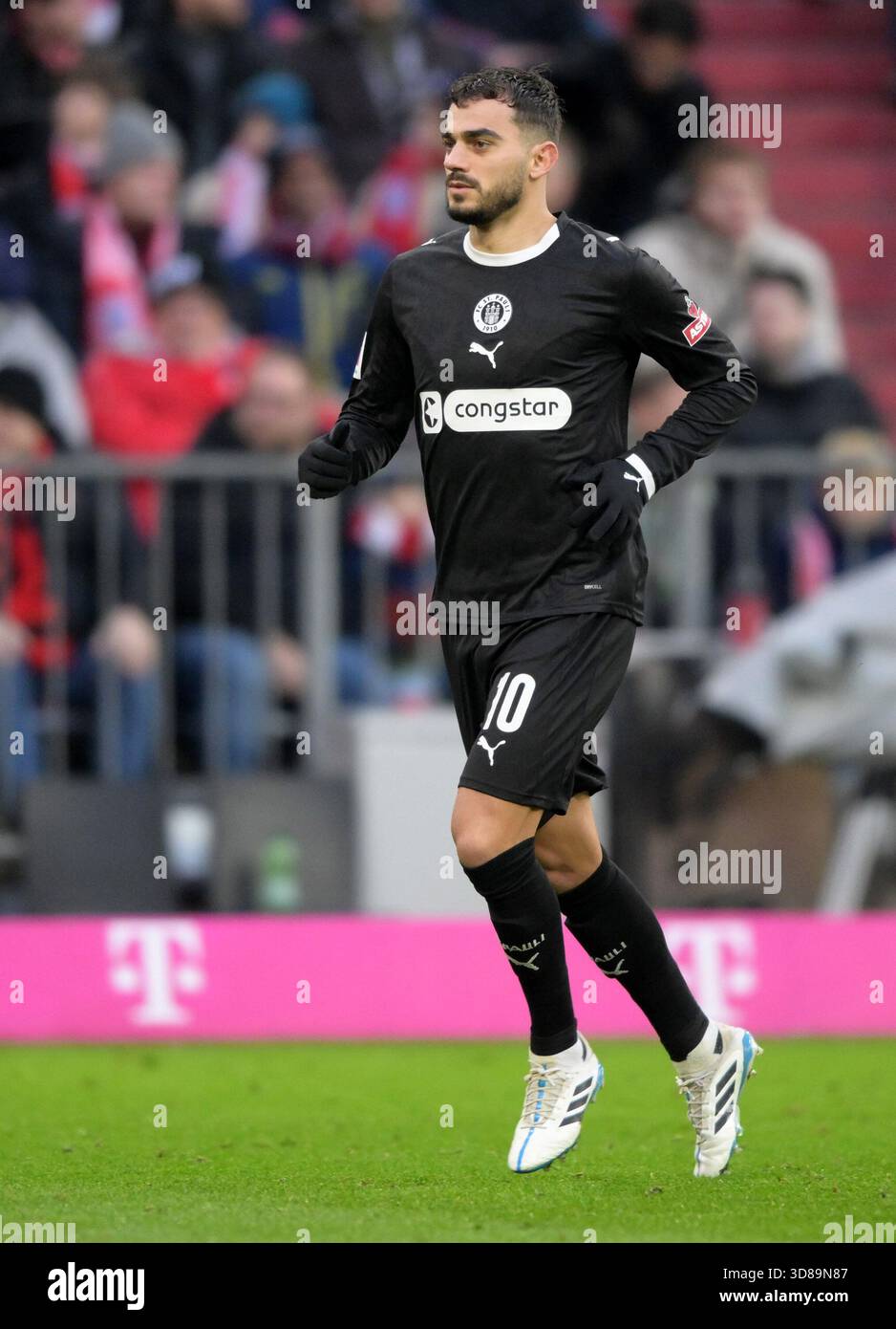 Danel Sinani (St. Pauli) Munich, November 29, 2025, Soccer, Bundesliga ...