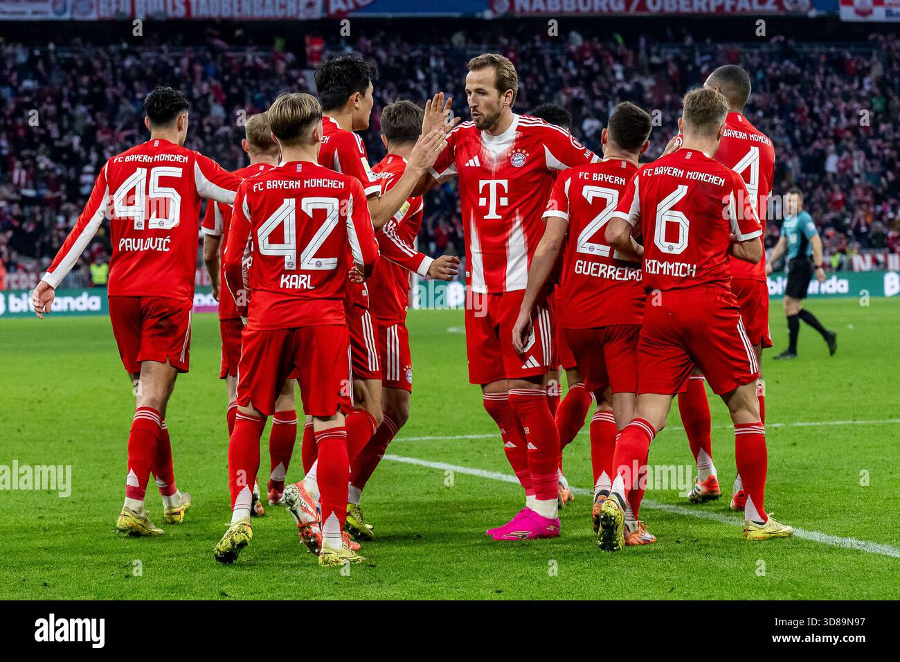 The Munich players celebrate with Raphael Guerreiro (FC FC Bayern ...