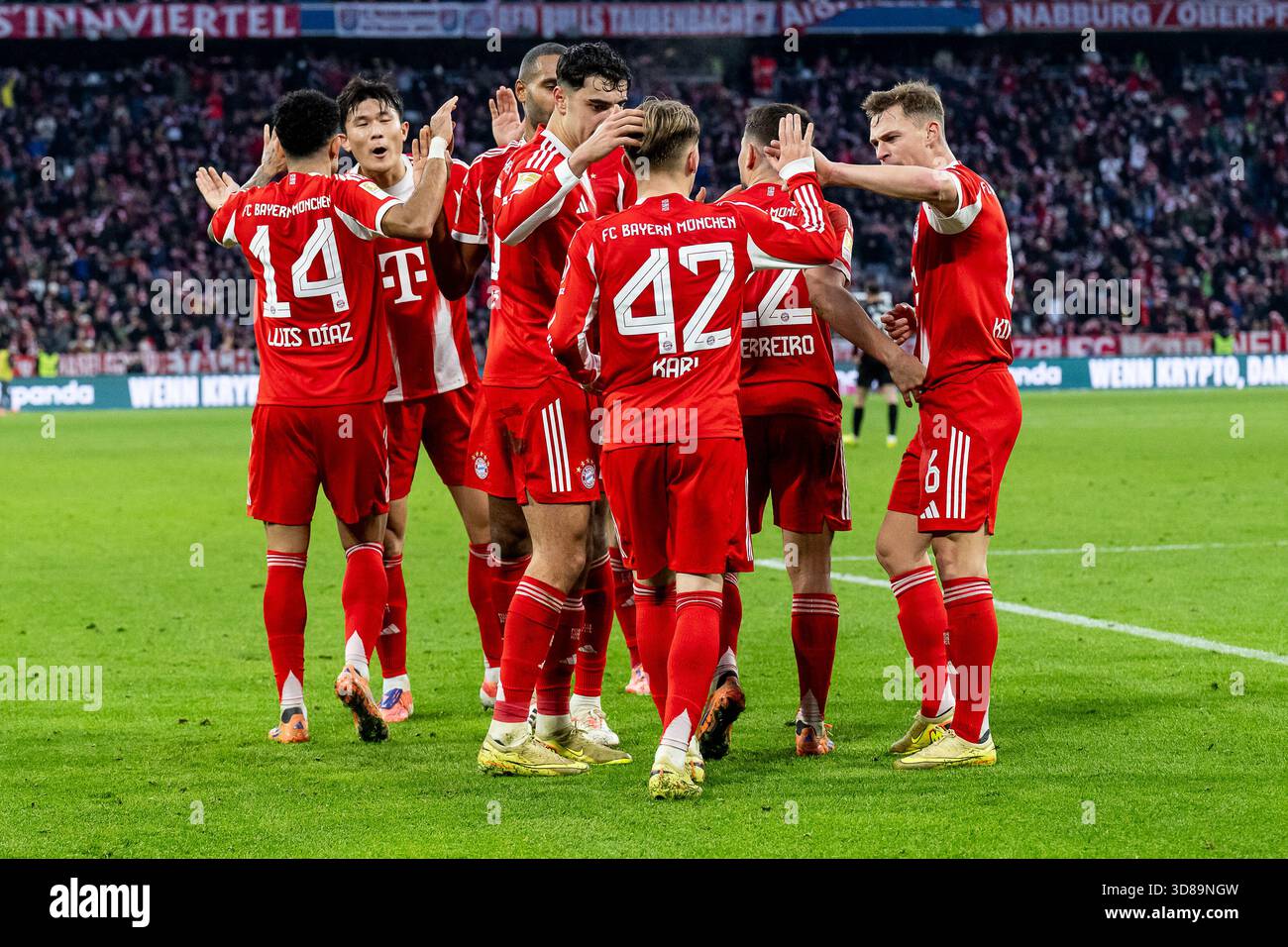 The Munich players celebrate with Raphael Guerreiro (FC FC Bayern ...