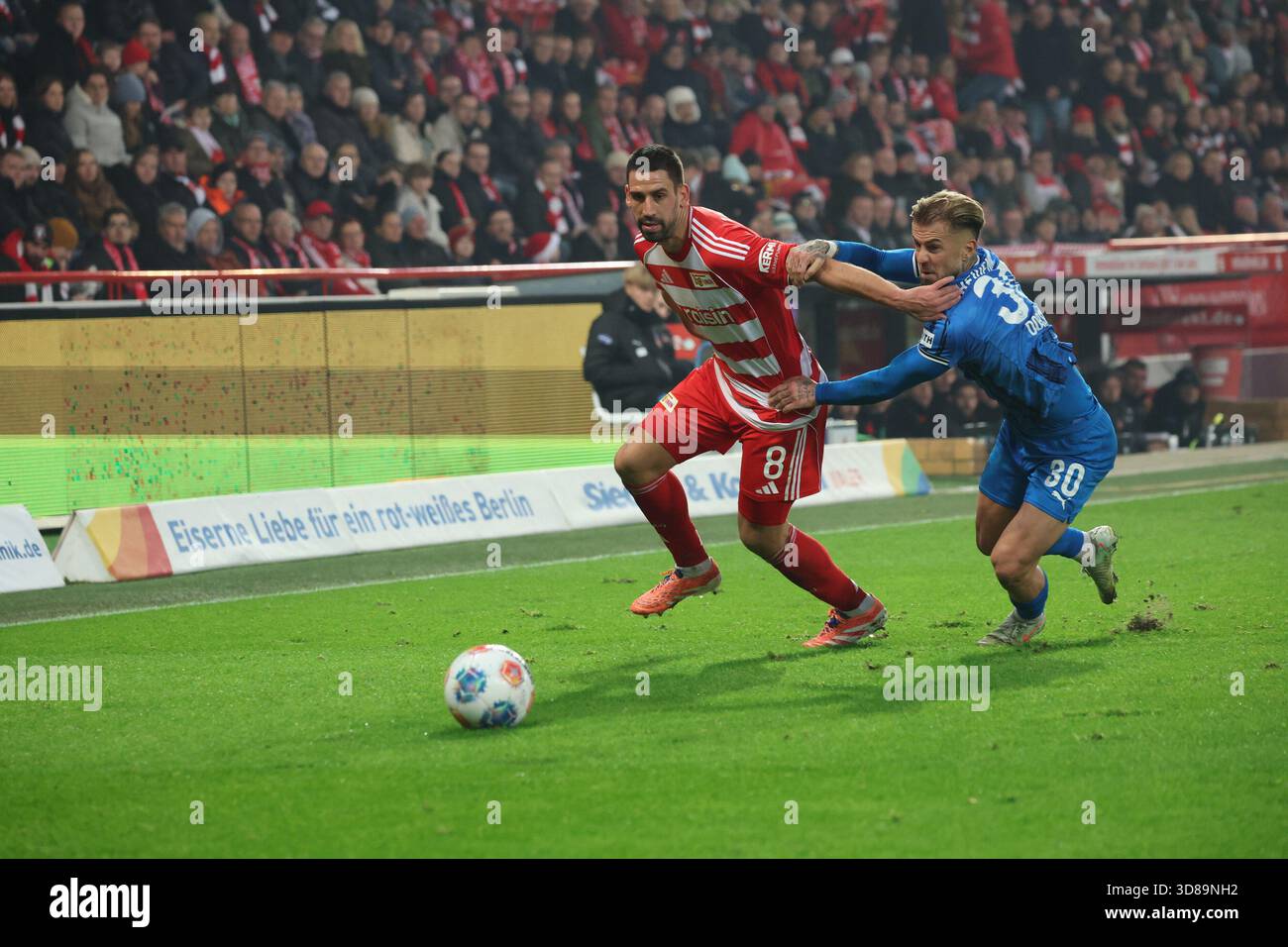 Rani Khedira (1. Union Berlin, 8) in a duel with Niklas Dorsch (FC ...