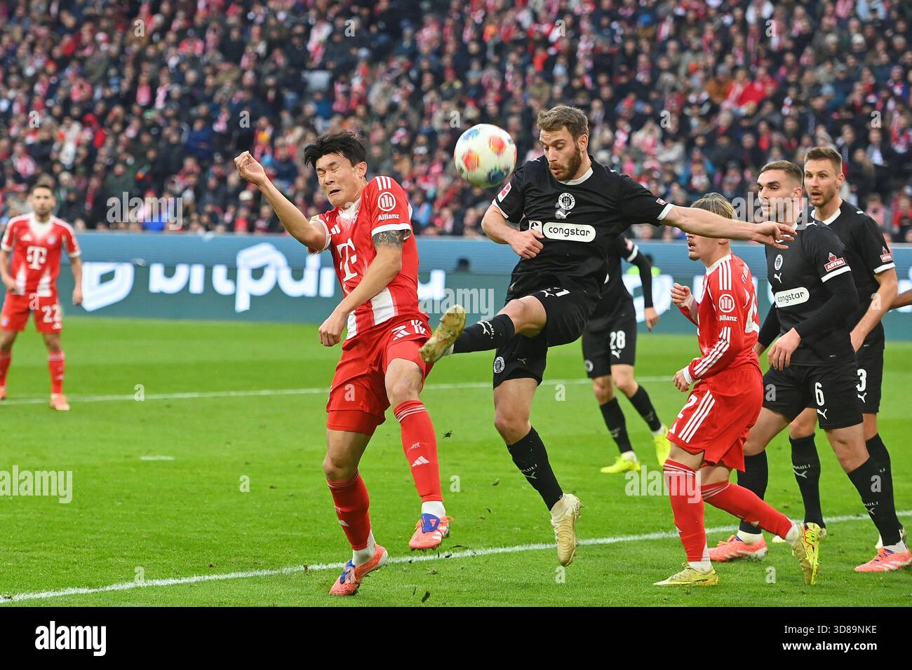 Minjae KIM (FC Bayern Muenchen), Action, Tackle, Penalty area scene ...