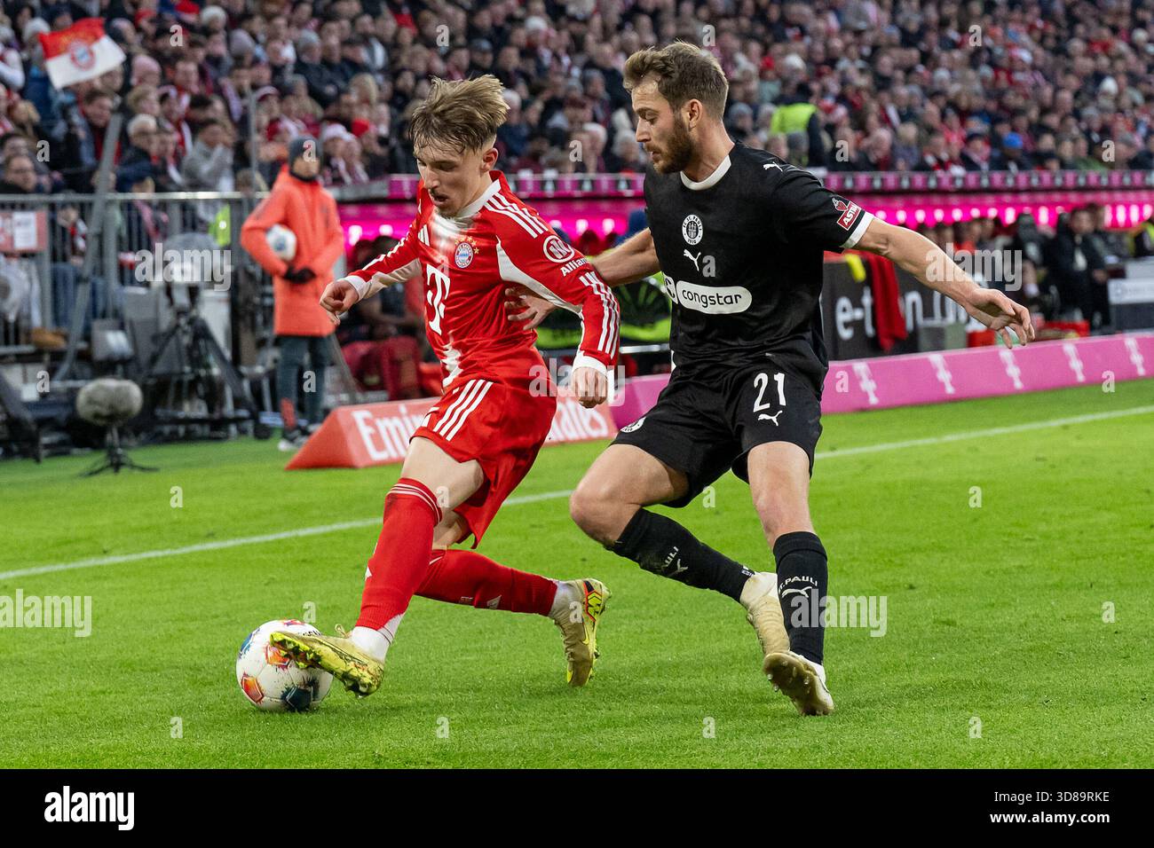 Fight for the ball / Duel between Lennart Karl (FC FC Bayern Munich ...