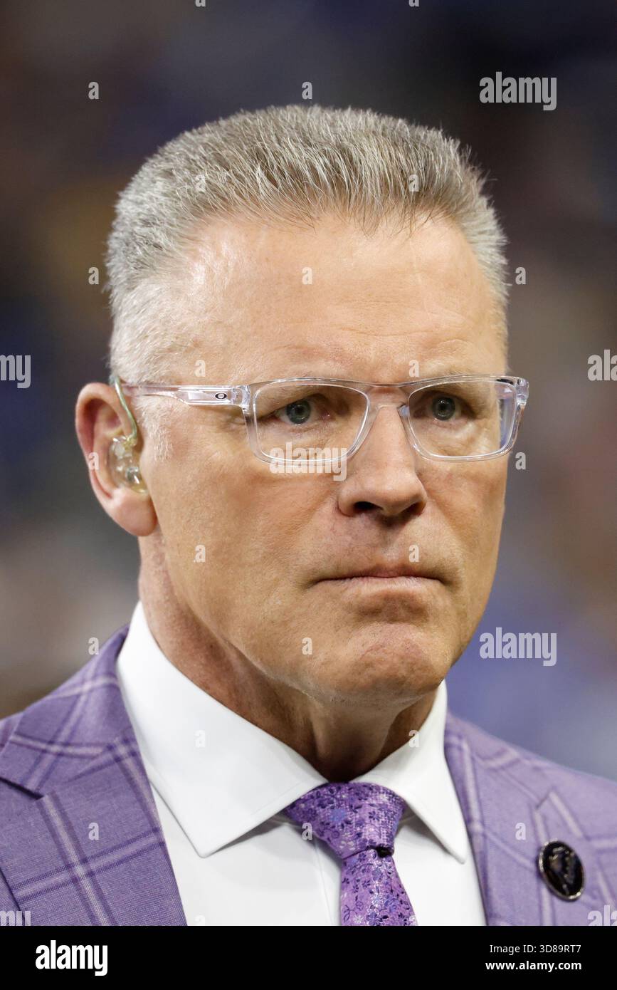 Howie Long on the sideline during an NFL football game between the ...