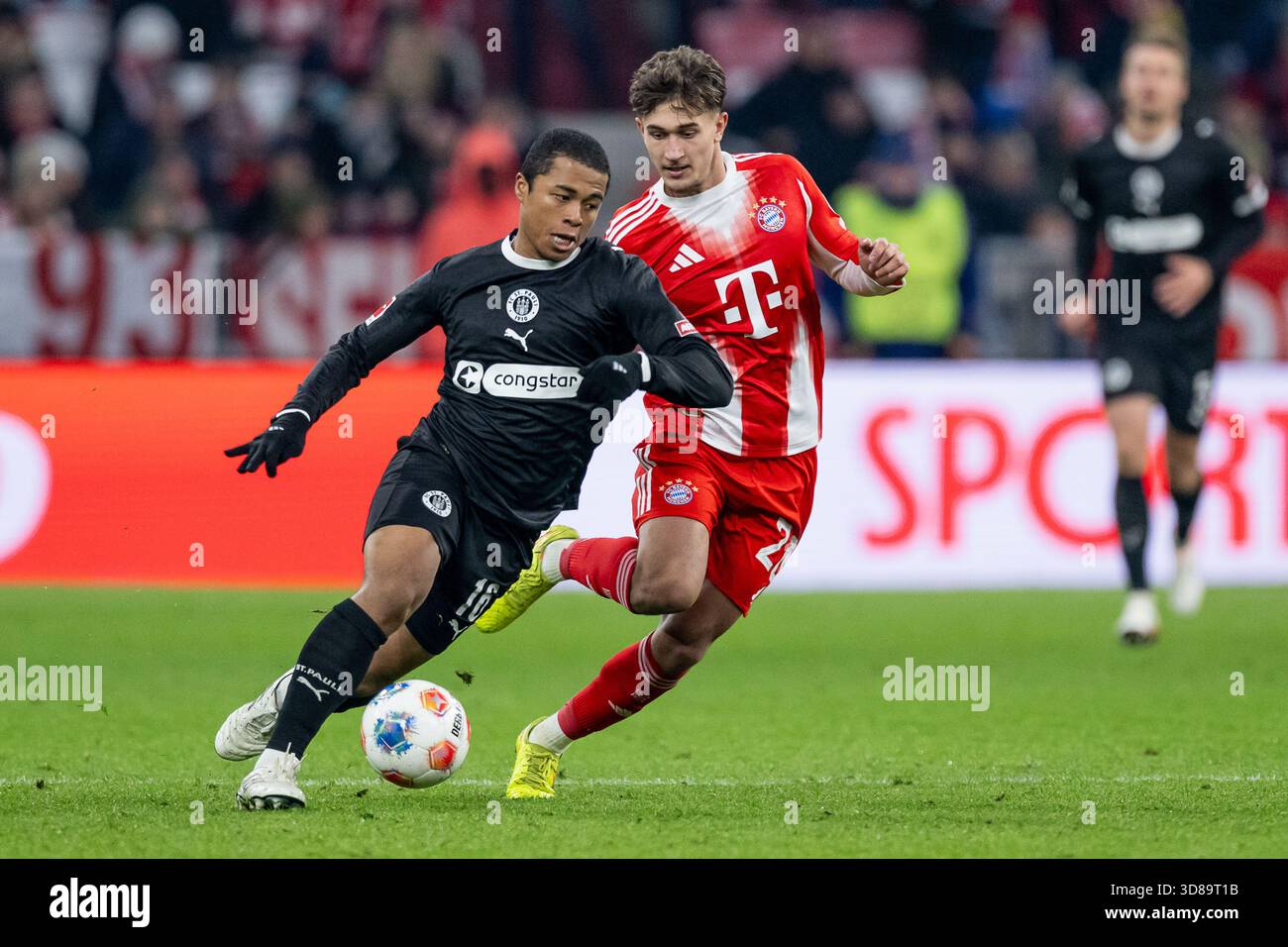Fight for the ball / Duel between Joel Chima Fujita (FC St. Pauli ...