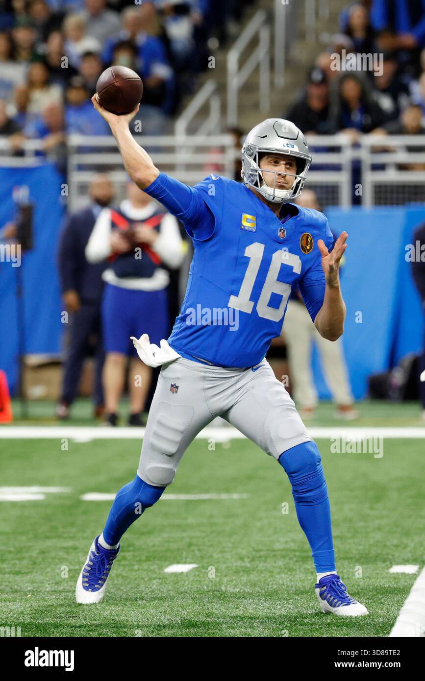 Detroit Lions quarterback Jared Goff (16) passes against the Green Bay ...