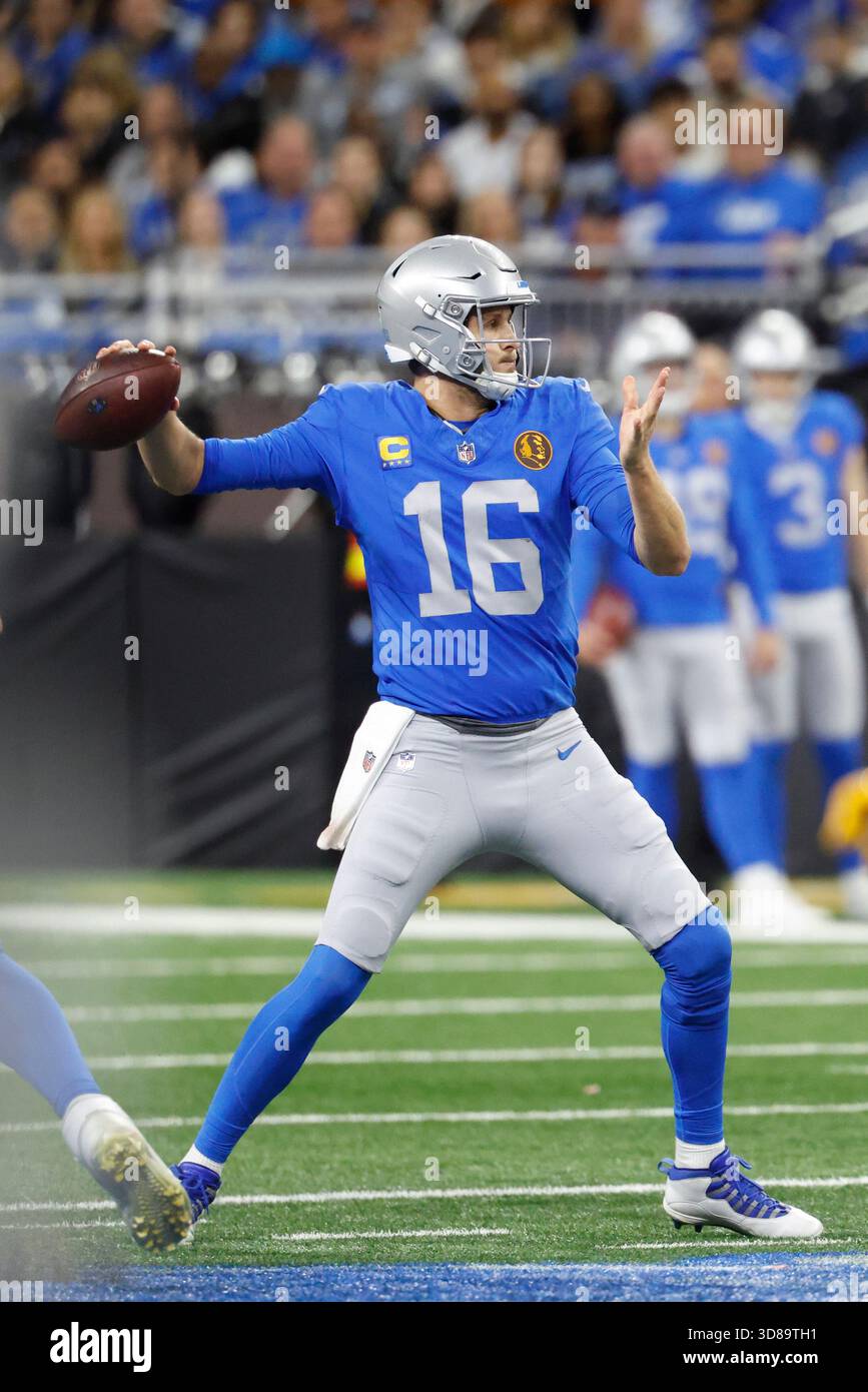 Detroit Lions quarterback Jared Goff (16) passes against the Green Bay ...