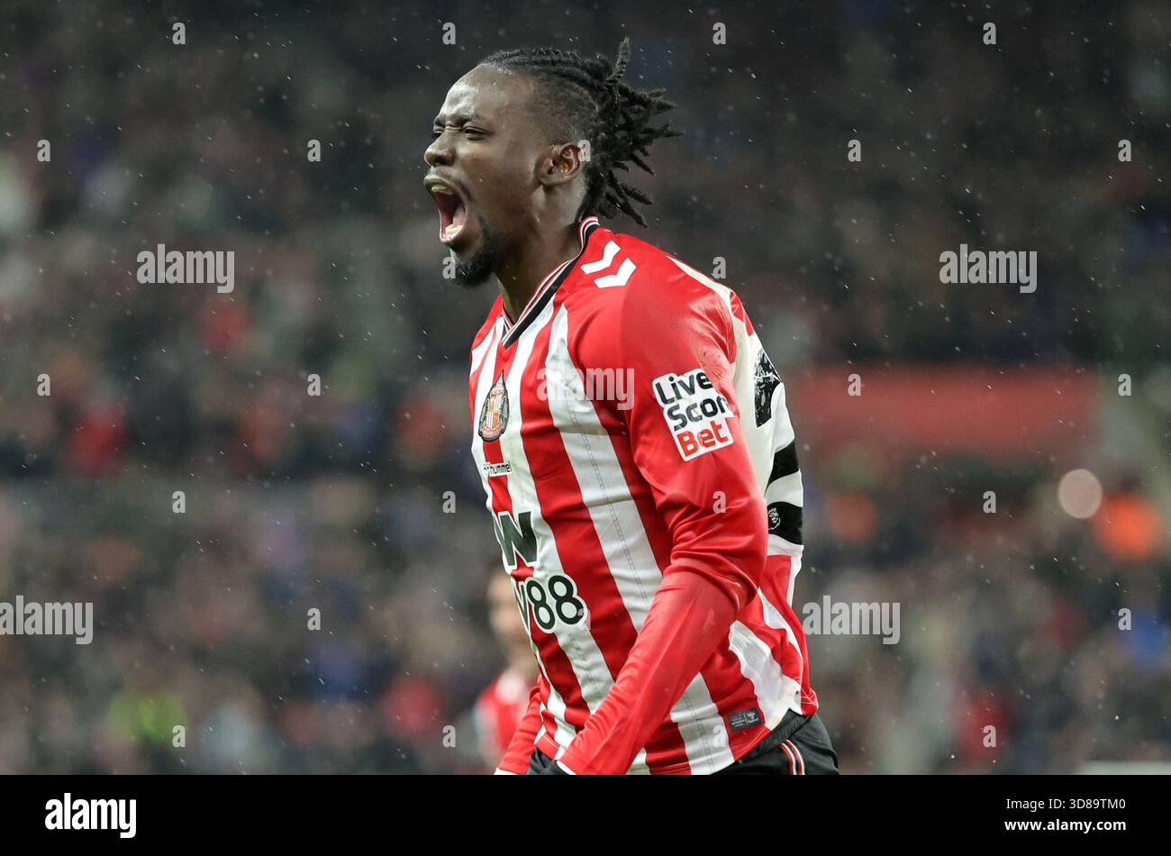 Sunderland's Bertrand Traore celebrates scoring their side's second ...