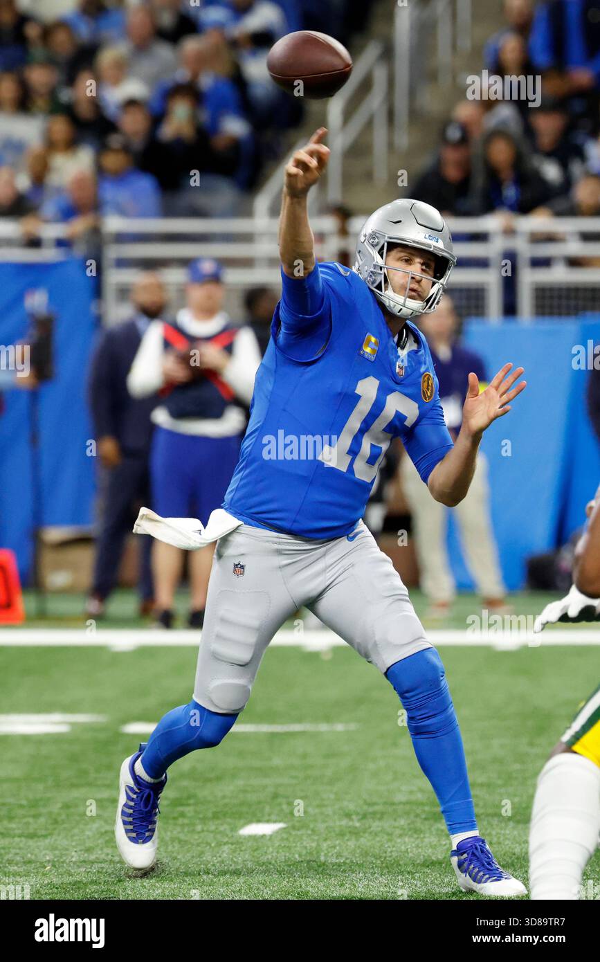 Detroit Lions quarterback Jared Goff (16) passes against the Green Bay ...