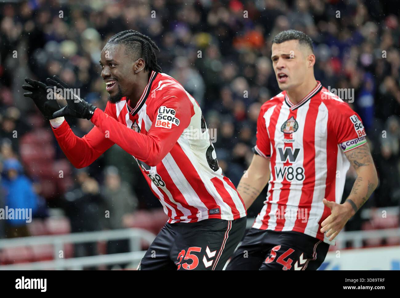 Sunderland's Bertrand Traore celebrates scoring their side's second ...