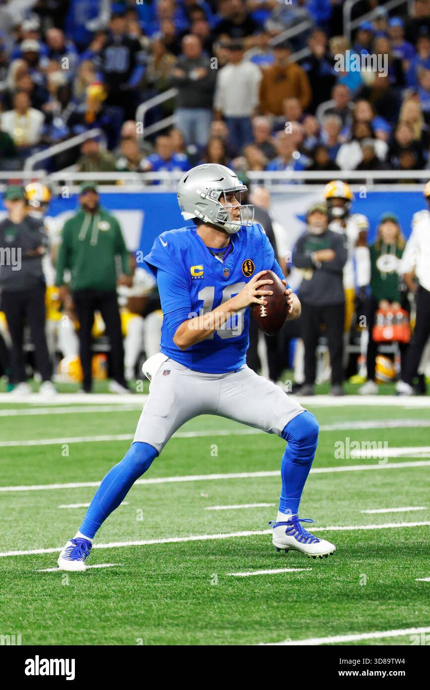 Detroit Lions quarterback Jared Goff (16) passes against the Green Bay ...