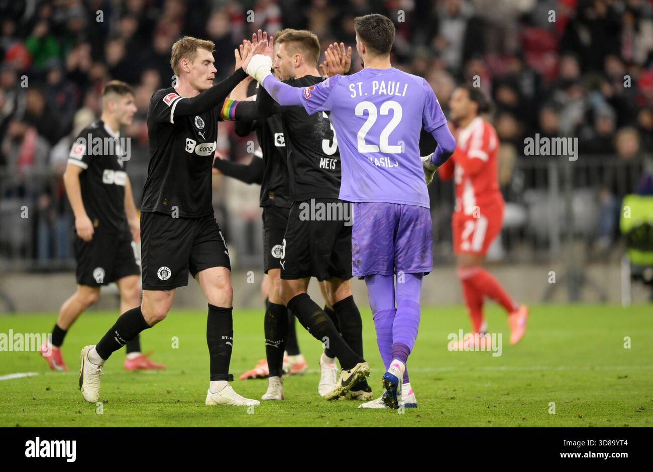 from left: Eric Smith, Karol Mets, goalkeeper Nikola Vasilj (St. Pauli ...