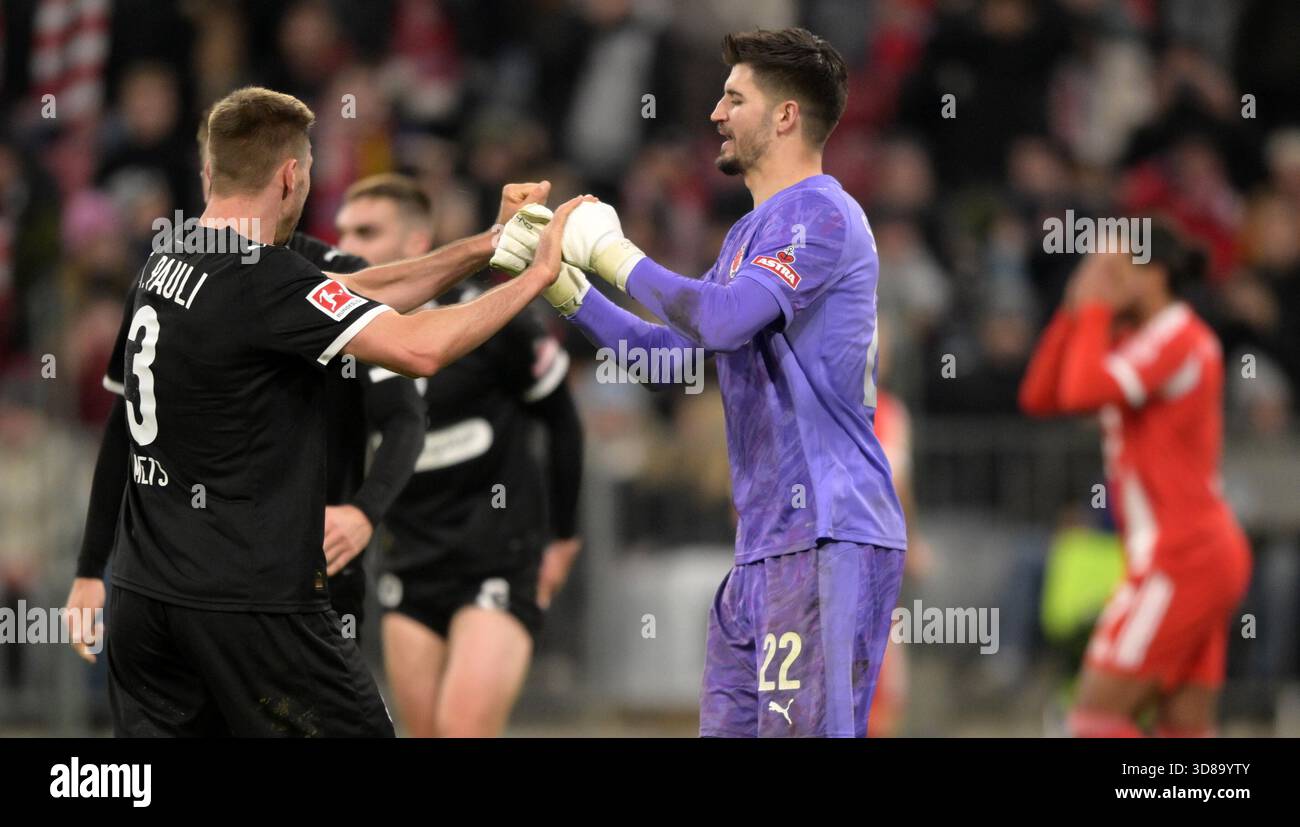 from left: Karol Mets, goalkeeper Nikola Vasilj (St. Pauli) Munich ...