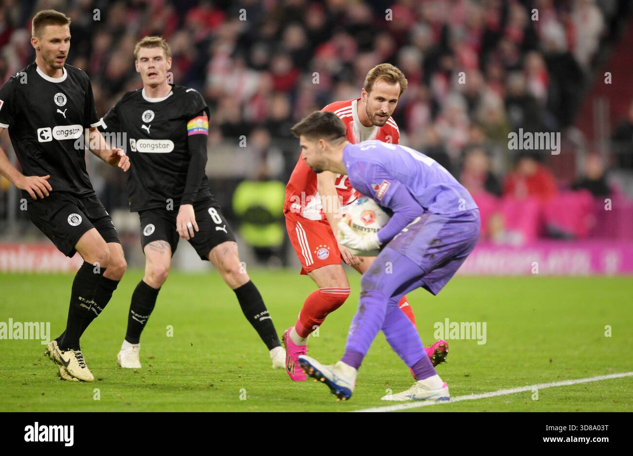 from left to right: Karol Mets, Eric Smith, goalkeeper Nikola Vasilj ...
